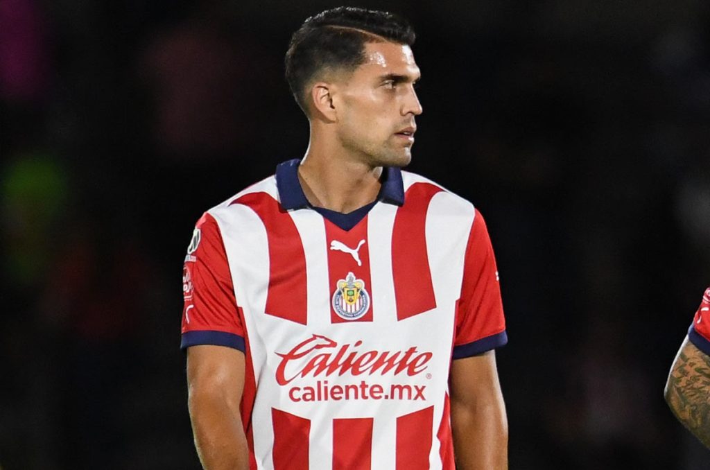 Tiene mejores números que Alan Pulido pero lo quieren fuera de Chivas