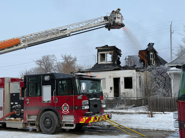Fire at vacant house sends Winnipeg firefighter to hospital Fire at vacant house sends Winnipeg firefighter to hospital
