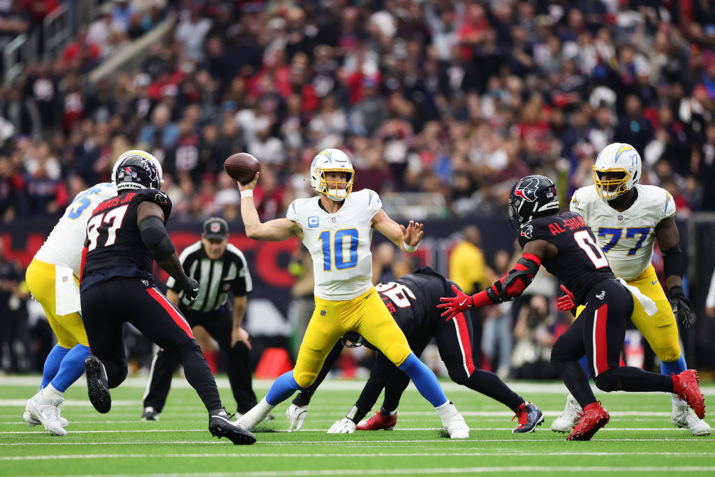 Justin Herbert throws 4 INTs in Chargers loss to Texans 32-12