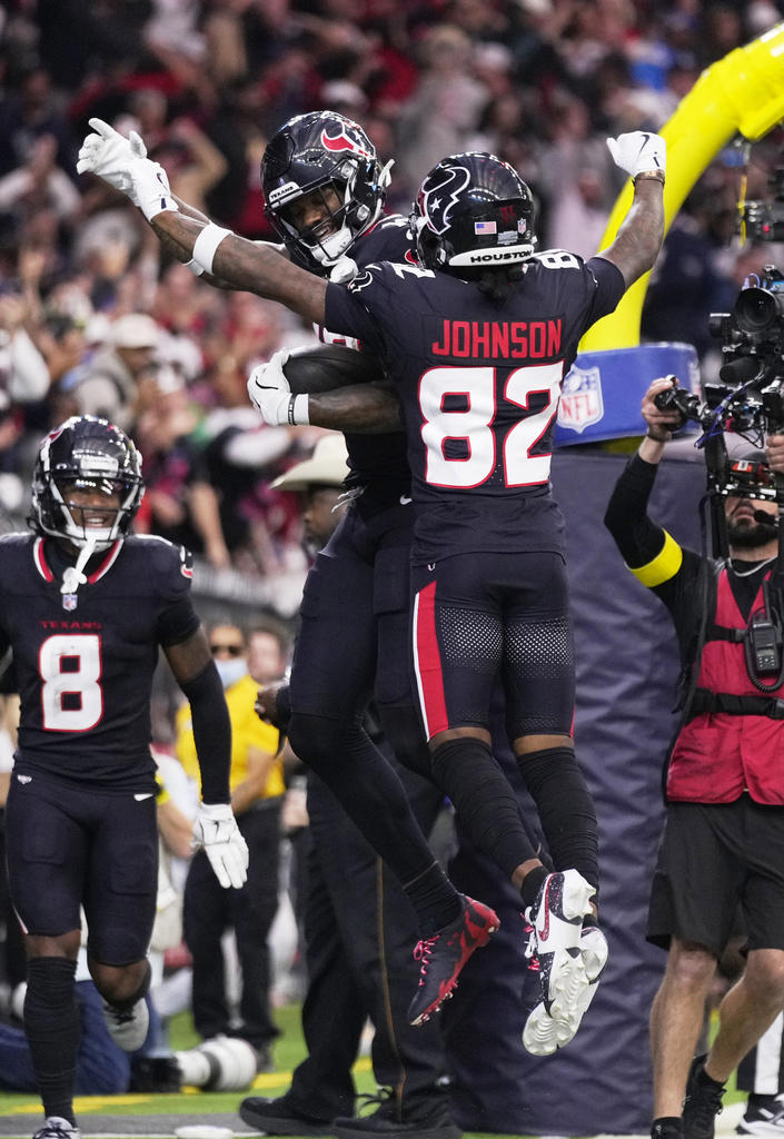 Texans intercept Herbert a career-high 4 times in a 32-12 win over ...