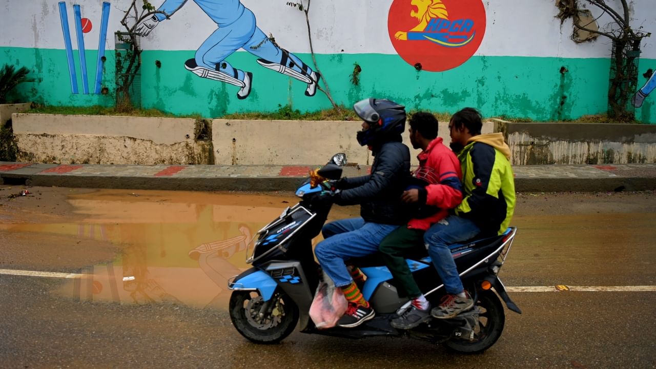 Triple Riding Challan: टू-व्हीलर पर बिठाए 3 लोग? तो भरना पड़ेगा इतने ...