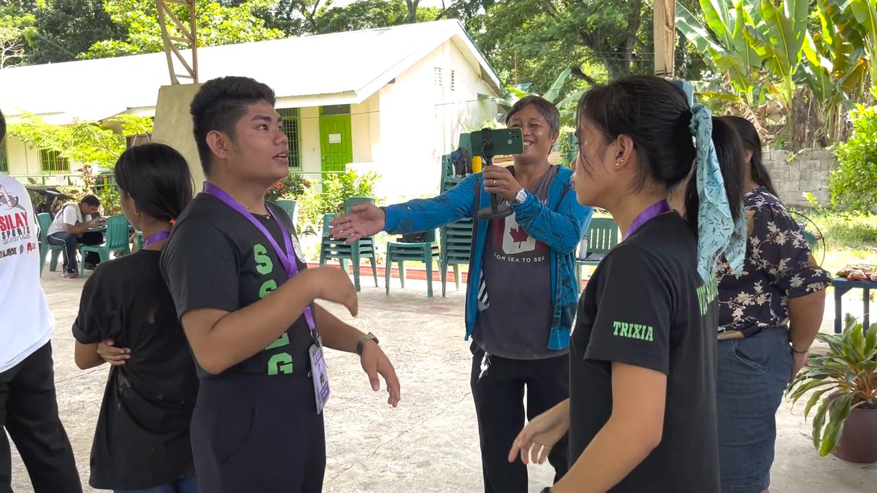 Deaf friends play message relay using sign language