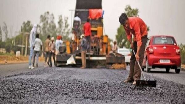 AP Roads : ఏపీలో మారుతున్న రోడ్ల దశ, శరవేగంగా గుంతలు పూడ్చివేత, విస్తరణ ...