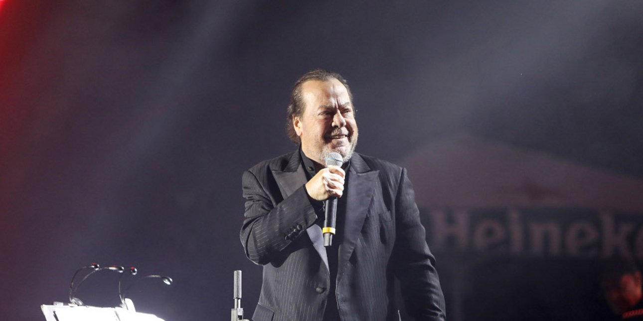 Γιάννης Πάριος, σπάνια φωτογραφία -Αγκαλιά με τους τρεις γιους του στην ...