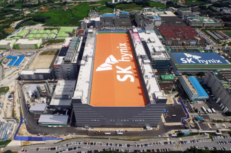 ‘HBM 독주’ SK하이닉스, 삼성전자 DS 연간 영업익 압도적 추월 ‘유력’