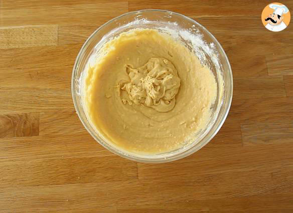 Gestürzter kuchen mit mirabellen und mandeln