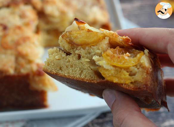 Gestürzter kuchen mit mirabellen und mandeln