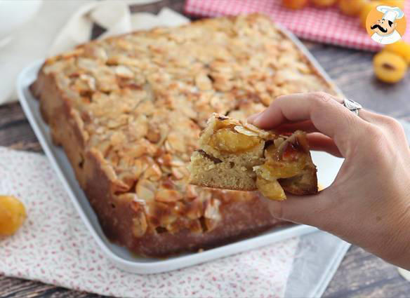 Gestürzter kuchen mit mirabellen und mandeln