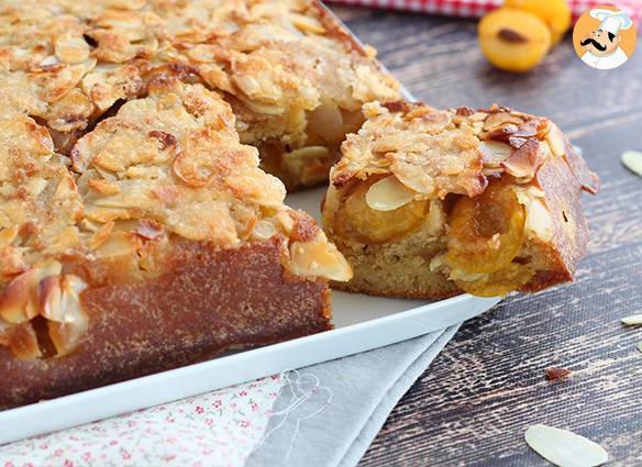 Gestürzter kuchen mit mirabellen und mandeln