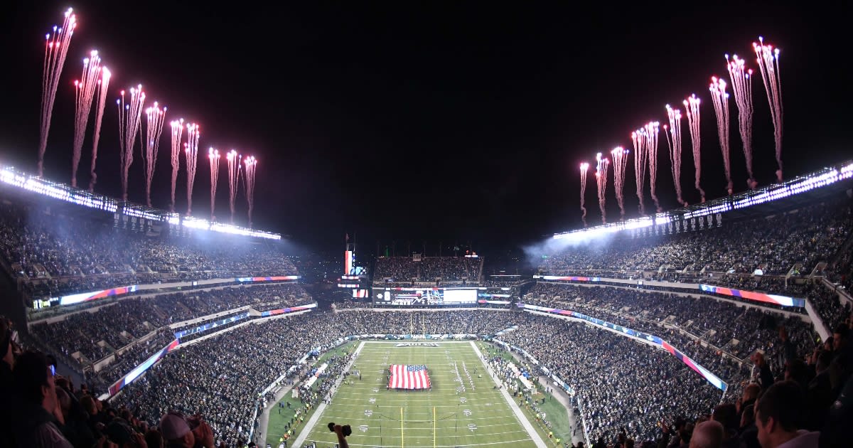 Eagles vs. Packers: Vanya Sax saxophone solo, live Eagle flyover ...