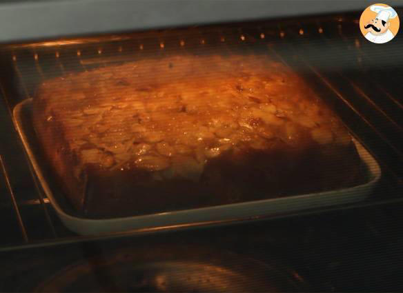 Gestürzter kuchen mit mirabellen und mandeln