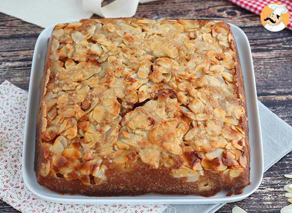 Gestürzter kuchen mit mirabellen und mandeln