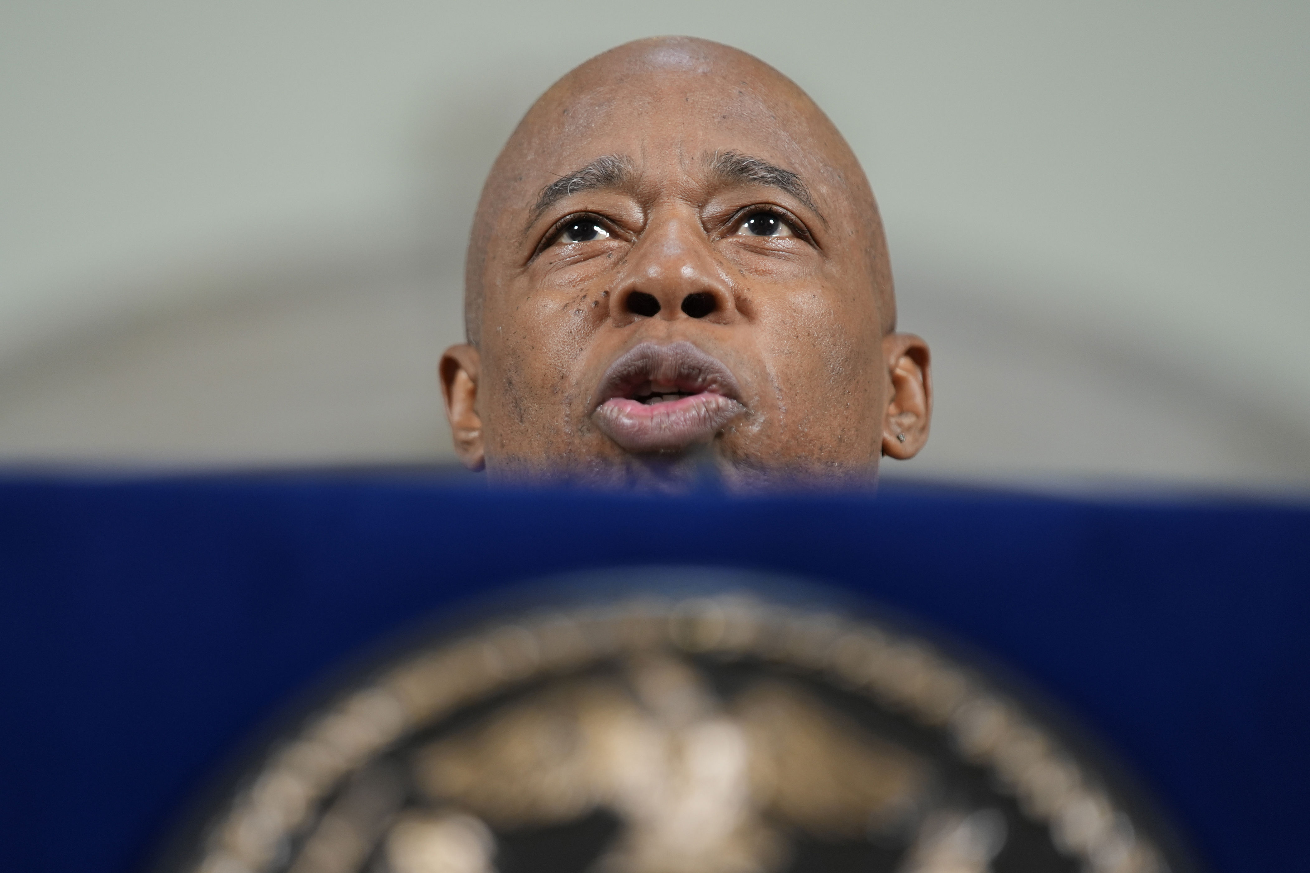 Eric Adams cierra ciudad de tiendas de campaña para inmigrantes en ...