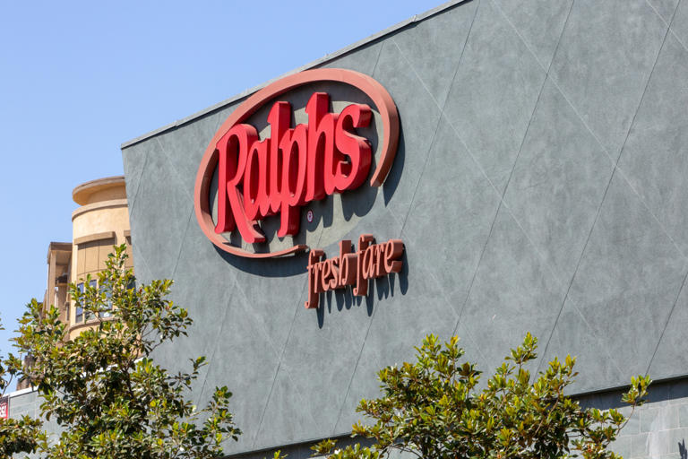 SoCal grocery workers approve new three-year contract