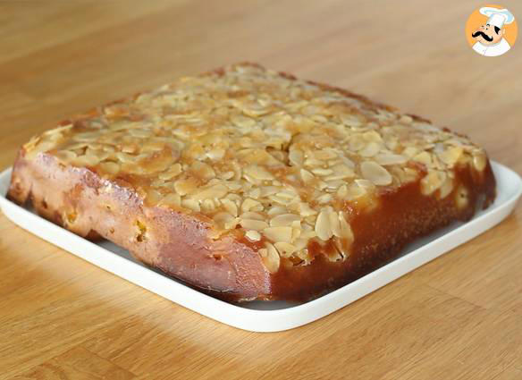 Gestürzter kuchen mit mirabellen und mandeln