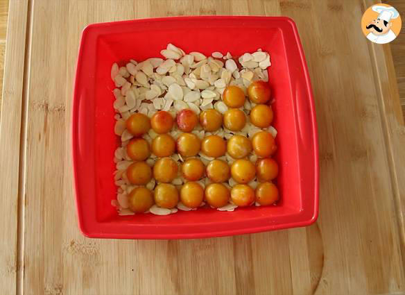 Gestürzter kuchen mit mirabellen und mandeln