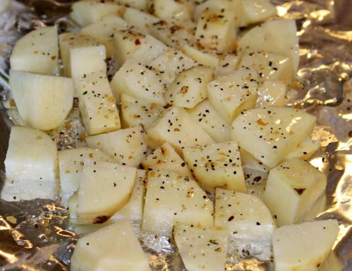 Easy Grilled Foil Packet Potatoes!