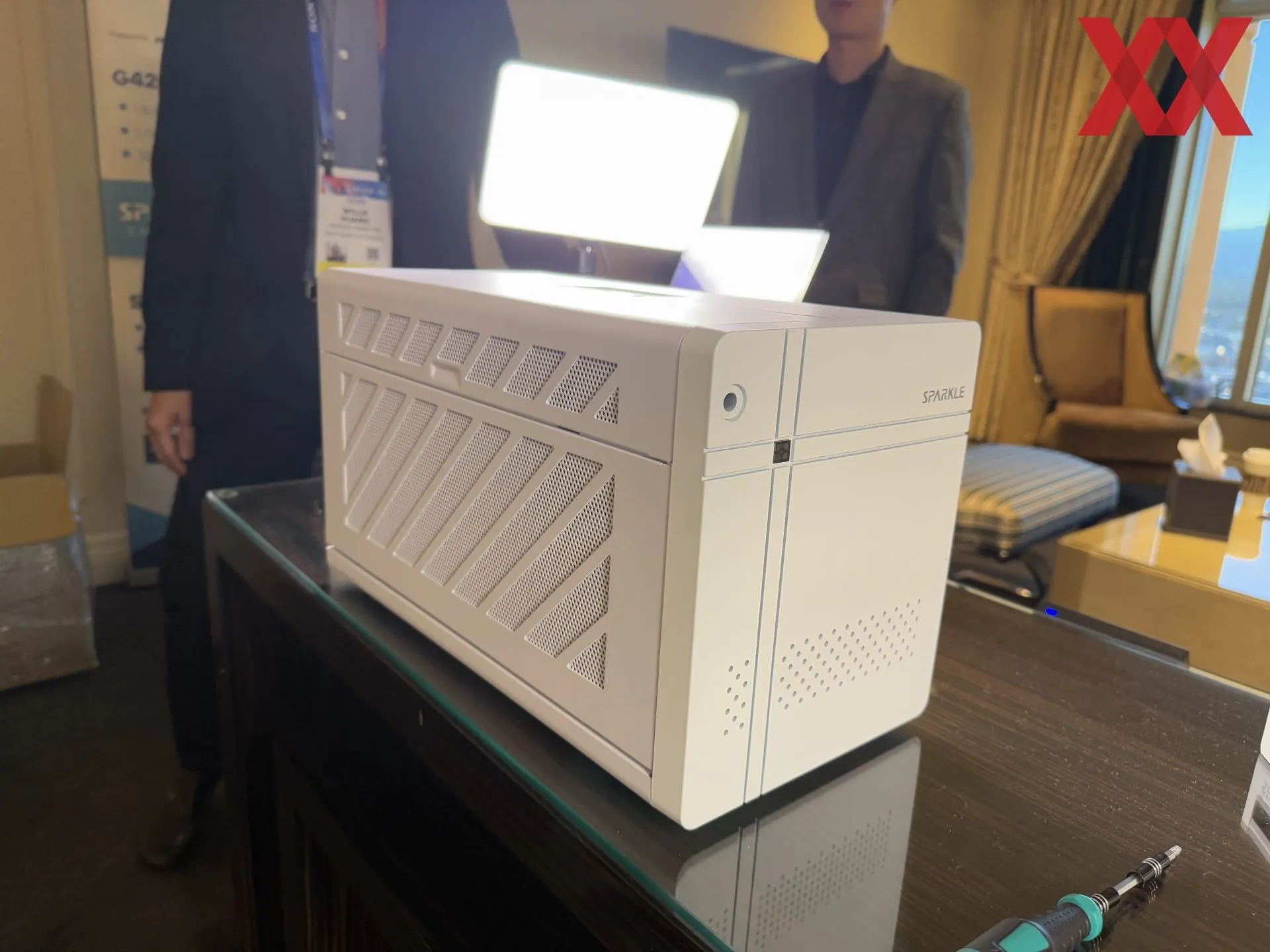 撼与雷电 5 桌面显卡坞亮相 CES 2025，内置 850W 电源