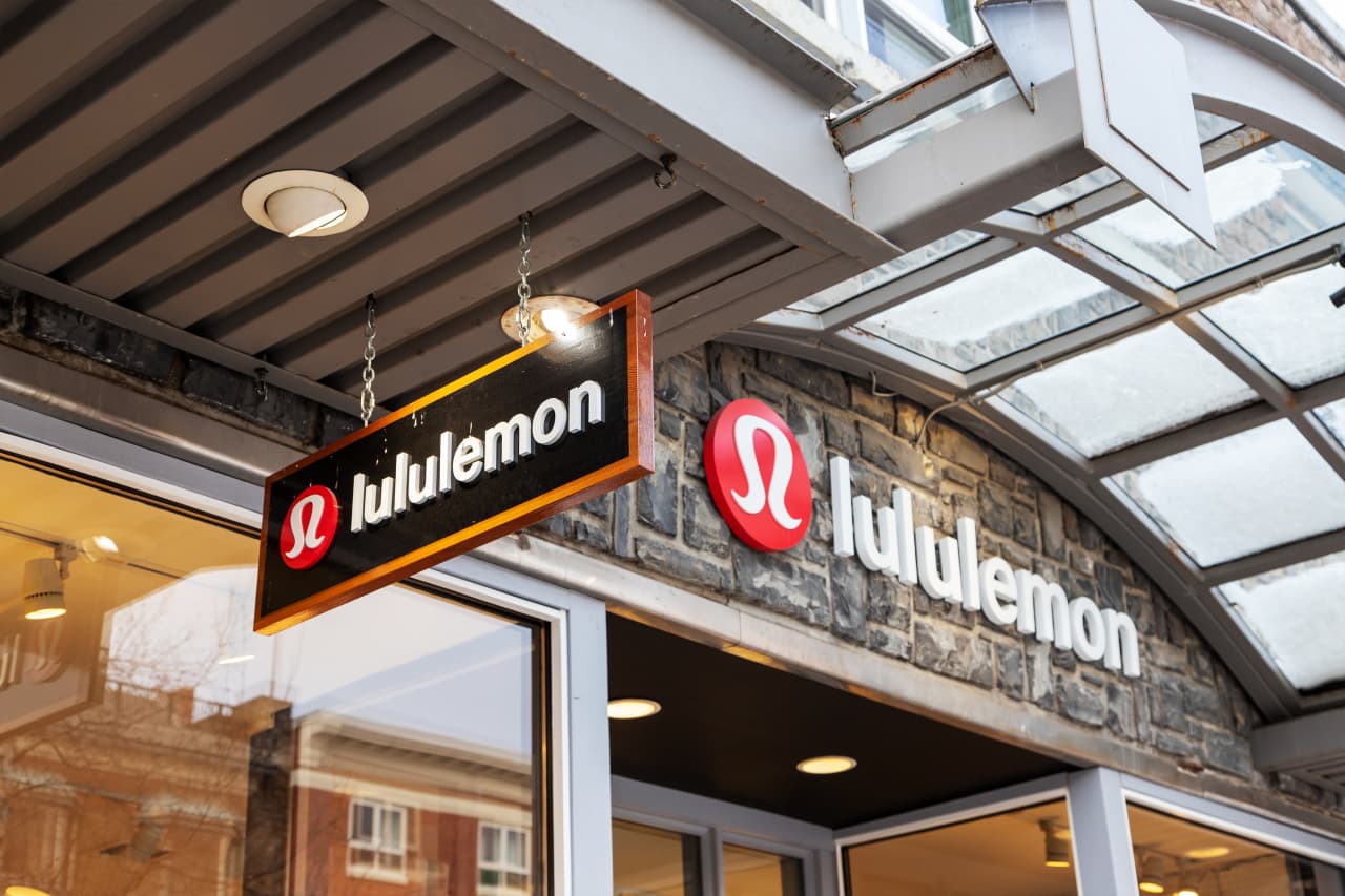 Lululemon gets a holiday boost. It sees fourth-quarter profit at high ...