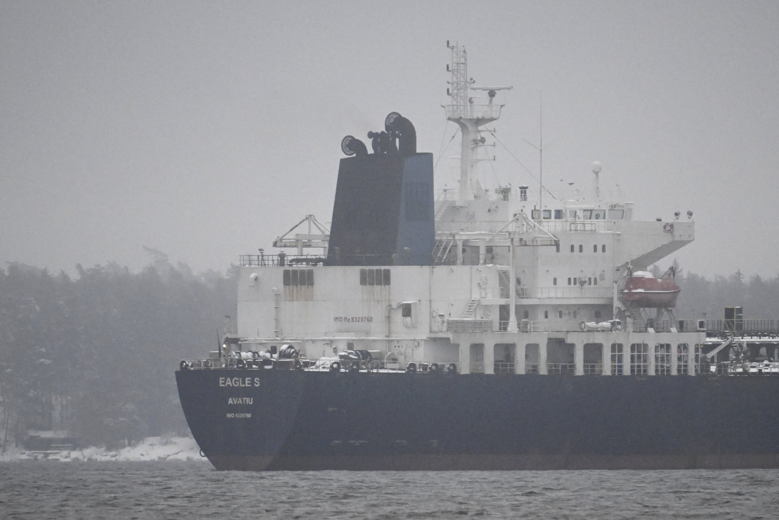 Putin Shadow Fleet's Sanctions-Hit Tankers 'Stranded' off China Coast