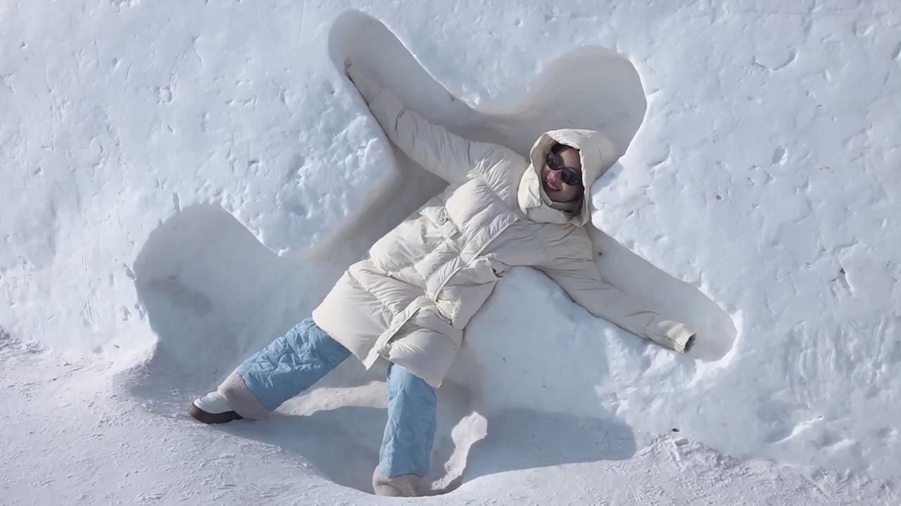 Tourists enjoy hot pots, ice sculptures and even frozen desserts as ...