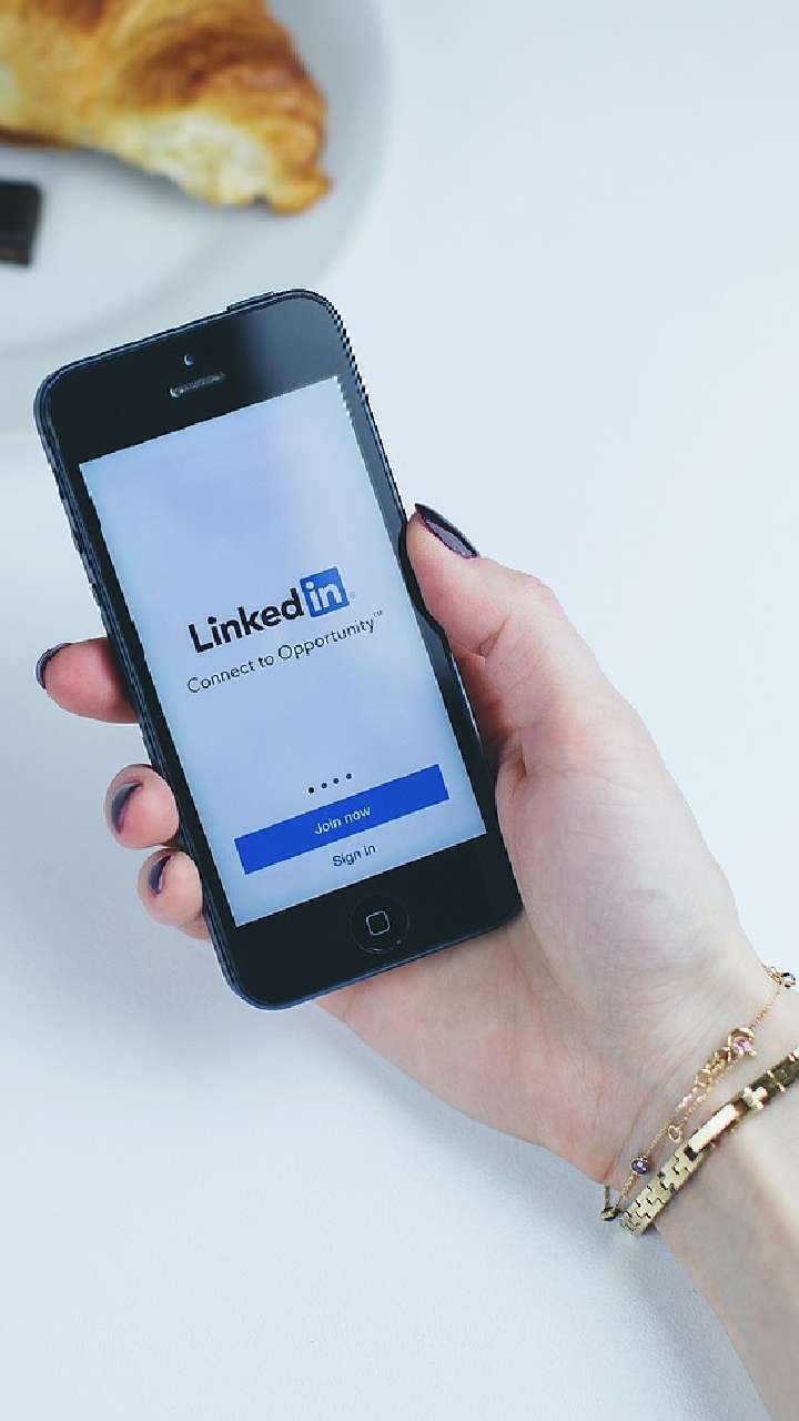 Job Search Made Easy: 7 LinkedIn Tips To Get Hired Faster!