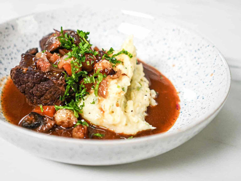 Den perfekte simreret til weekenden: Boeuf Bourguignon med grov ...