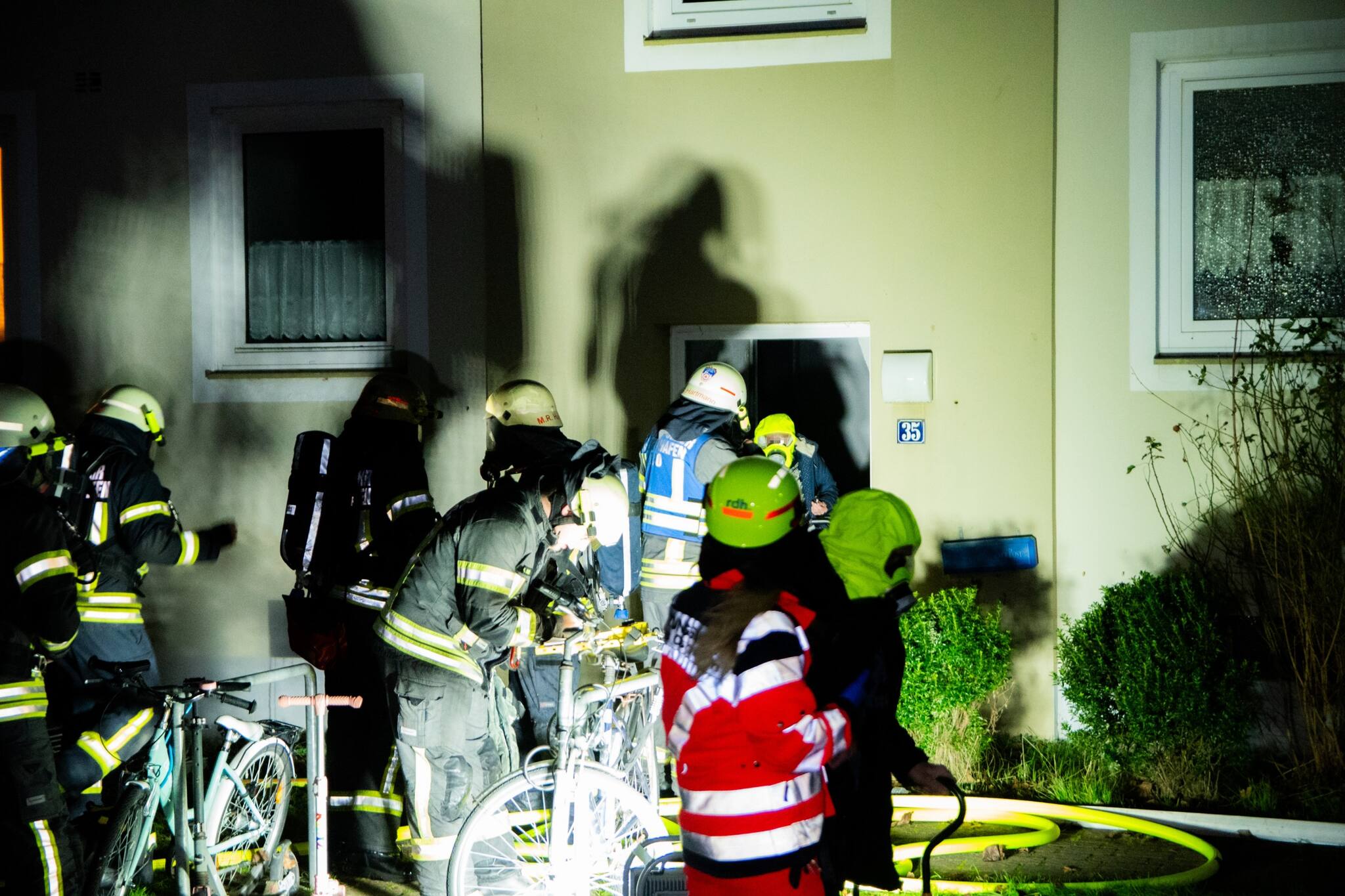 Heiligenhafen: Feuer in Mehrfamilienhaus - vier Menschen aus Wohnung ...