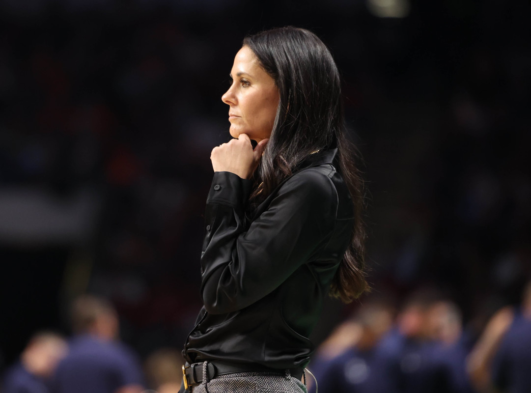 NFL Reporter Tracy Wolfson Flexes Outfit for Bills-Broncos