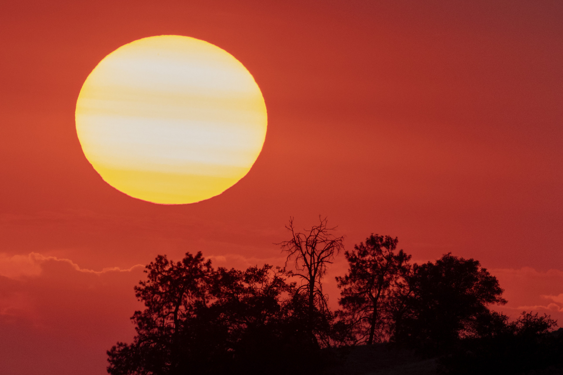 Thousands ordered to evacuate as wildfire threatens homes in Southern ...