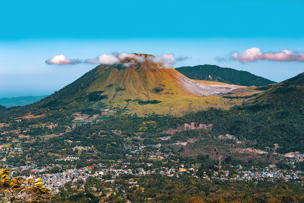 17 Indonesian islands with active volcanoes