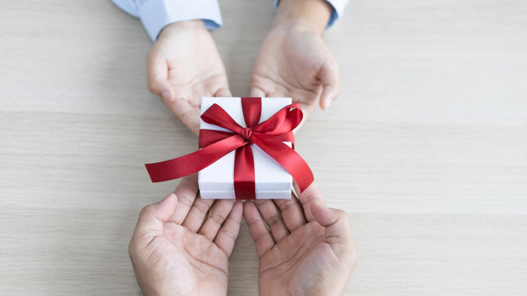 Dar regalos genera más felicidad que recibir, revela un estudio de Harvard