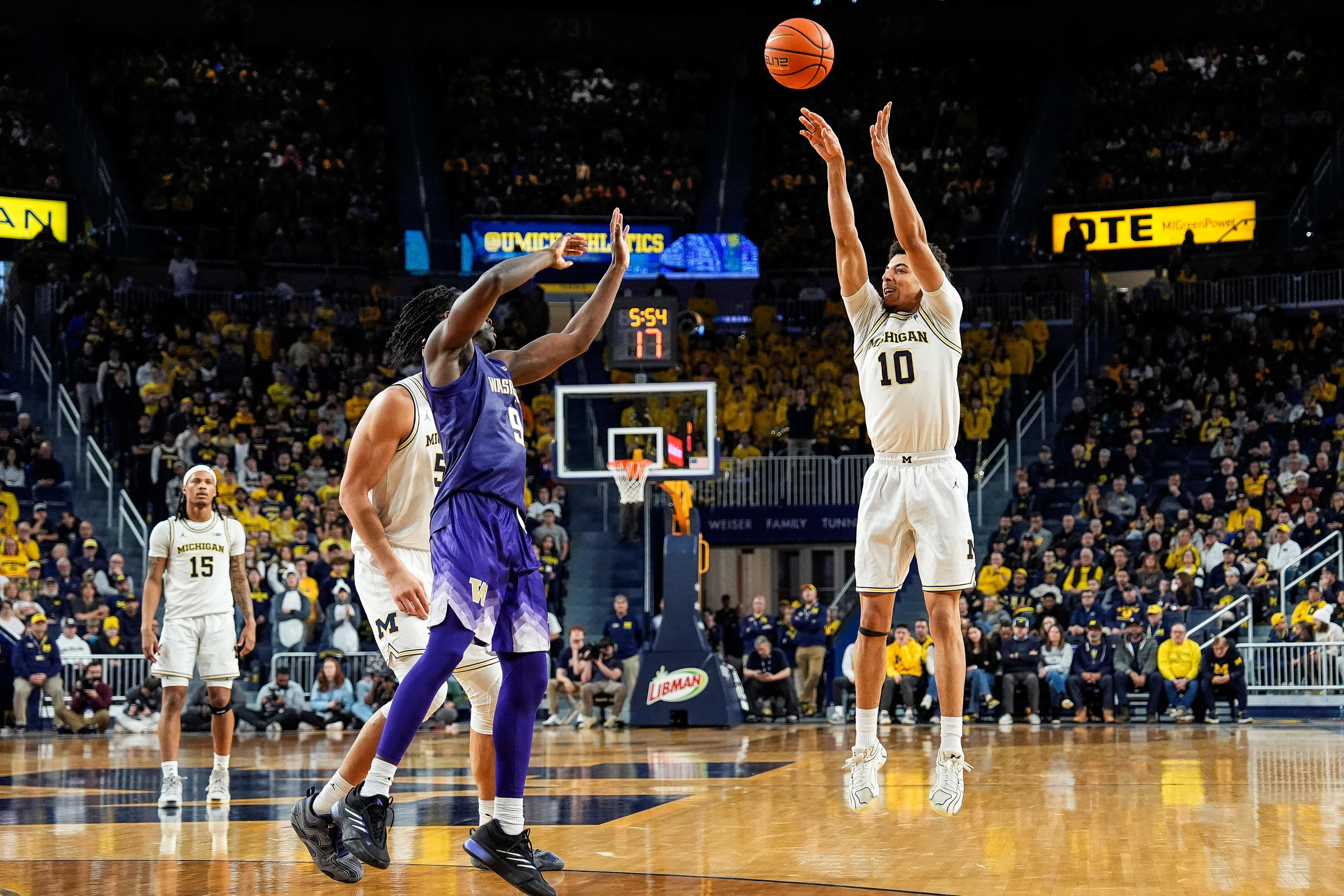 Michigan, Michigan State basketball continue to rise in latest rankings ...