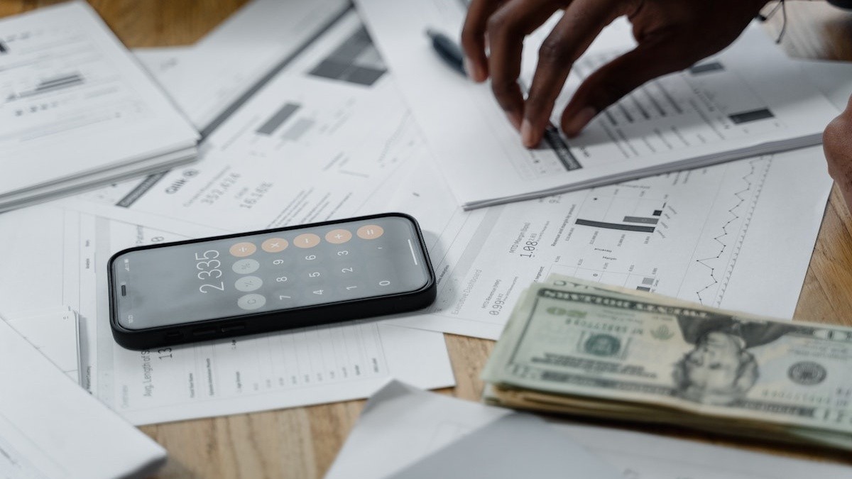 How to fill out and deposit a check correctly in the US