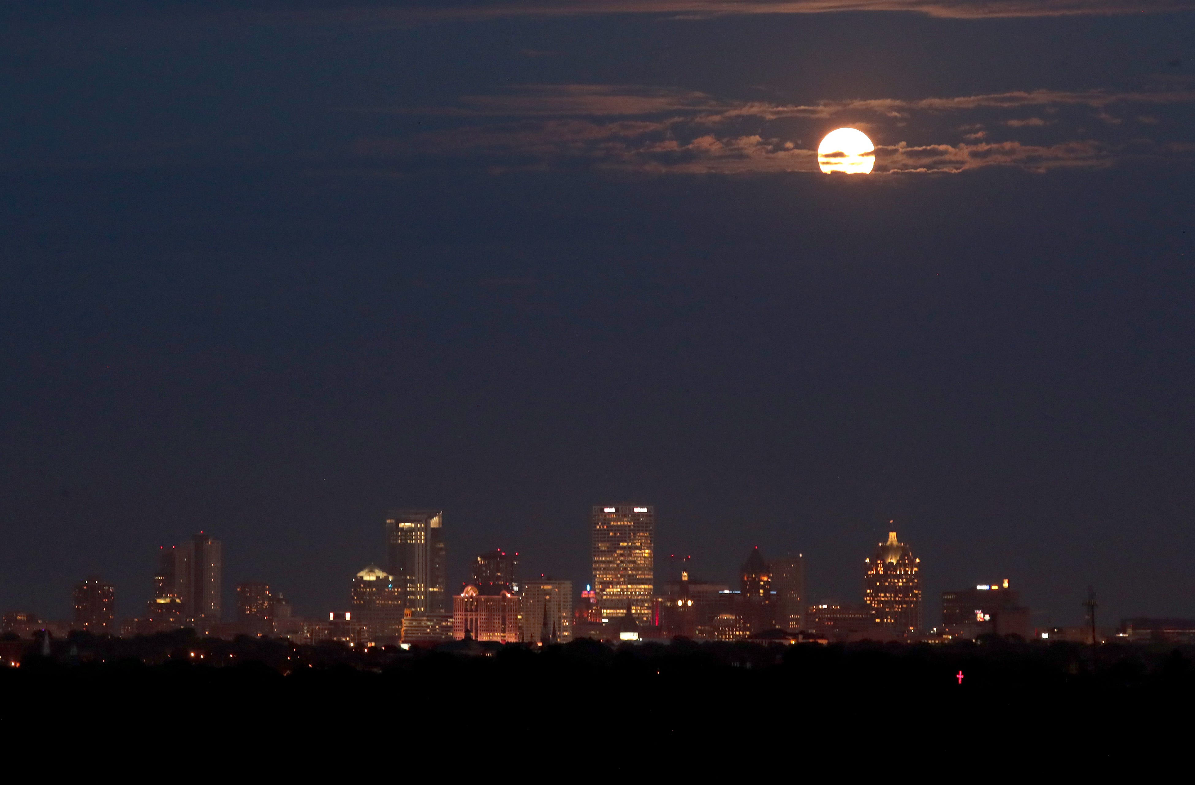 Monday is the first full moon of 2025. Here's how to see it in Wisconsin