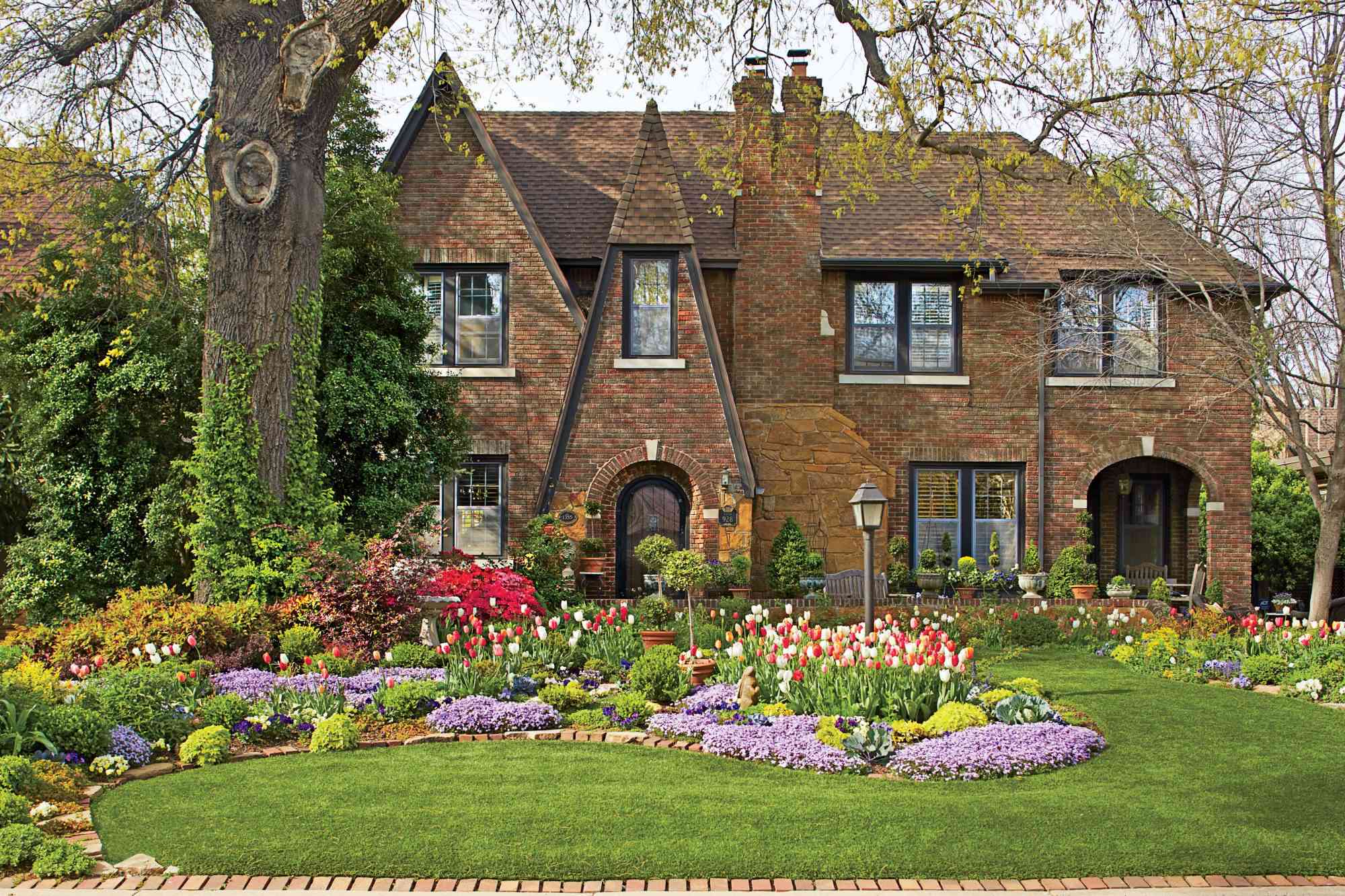 What is a Tudor-style house? The distinctive features that define this ...