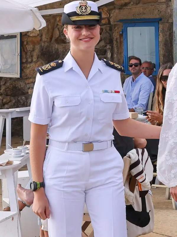 Leonor en la playa: un paparazzi revela qué se ve en las fotos que ...