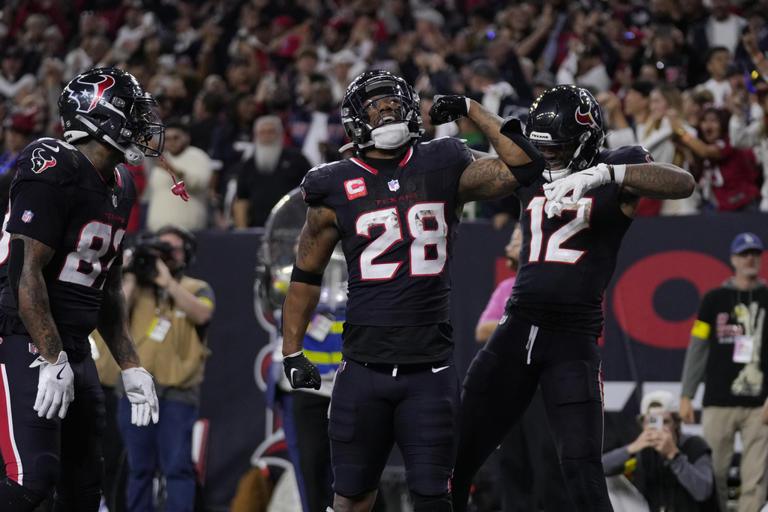 Stroud salvages busted play to give Texans momentum in wild-card ...