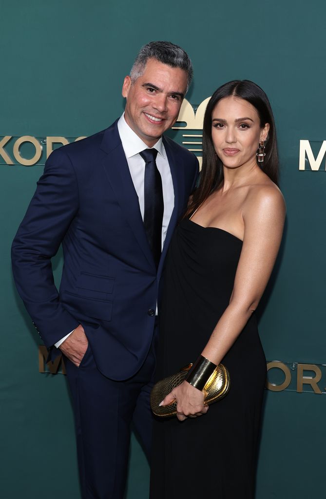 Jessica Alba stuns in sheer tights and killer boots as she enjoy girls ...