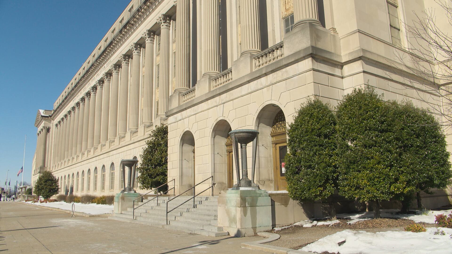 Federal judge raises questions about LMPD consent decree agreement with ...