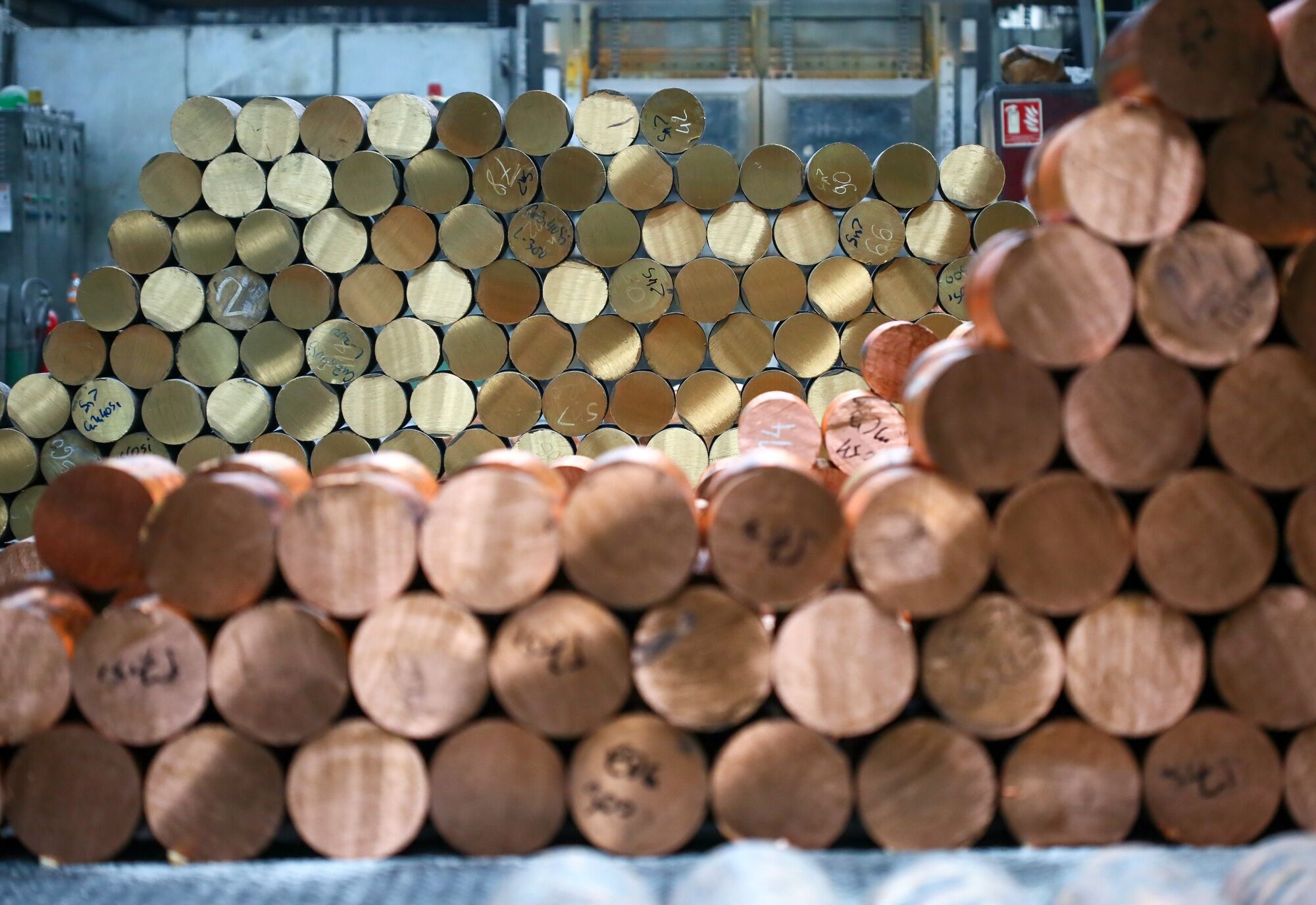 Copper Rises as Trump Team’s Gradual Tariffs Plan Cools Dollar