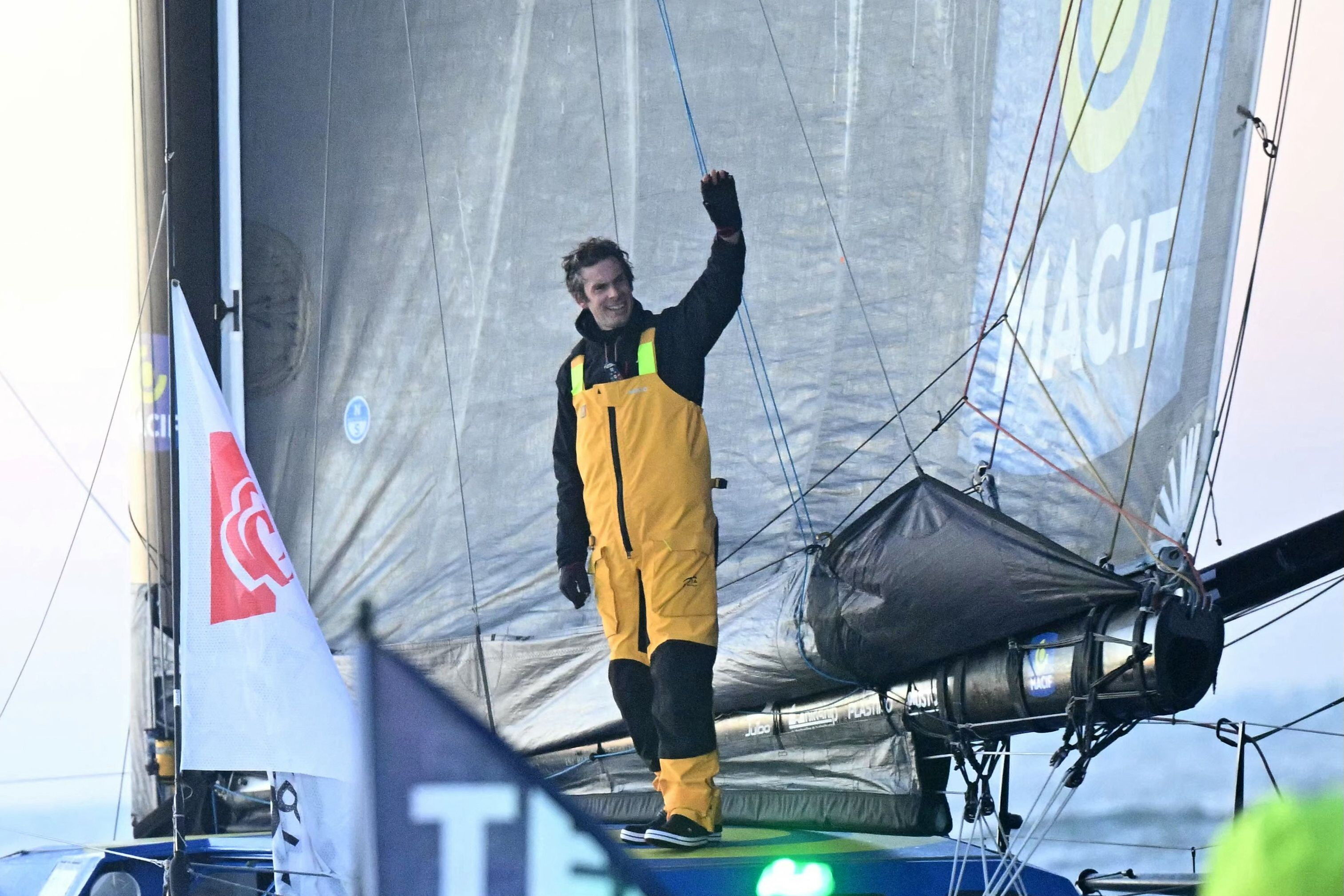 64 jours et 19 heures : Charlie Dalin remporte le 10e Vendée Globe et ...