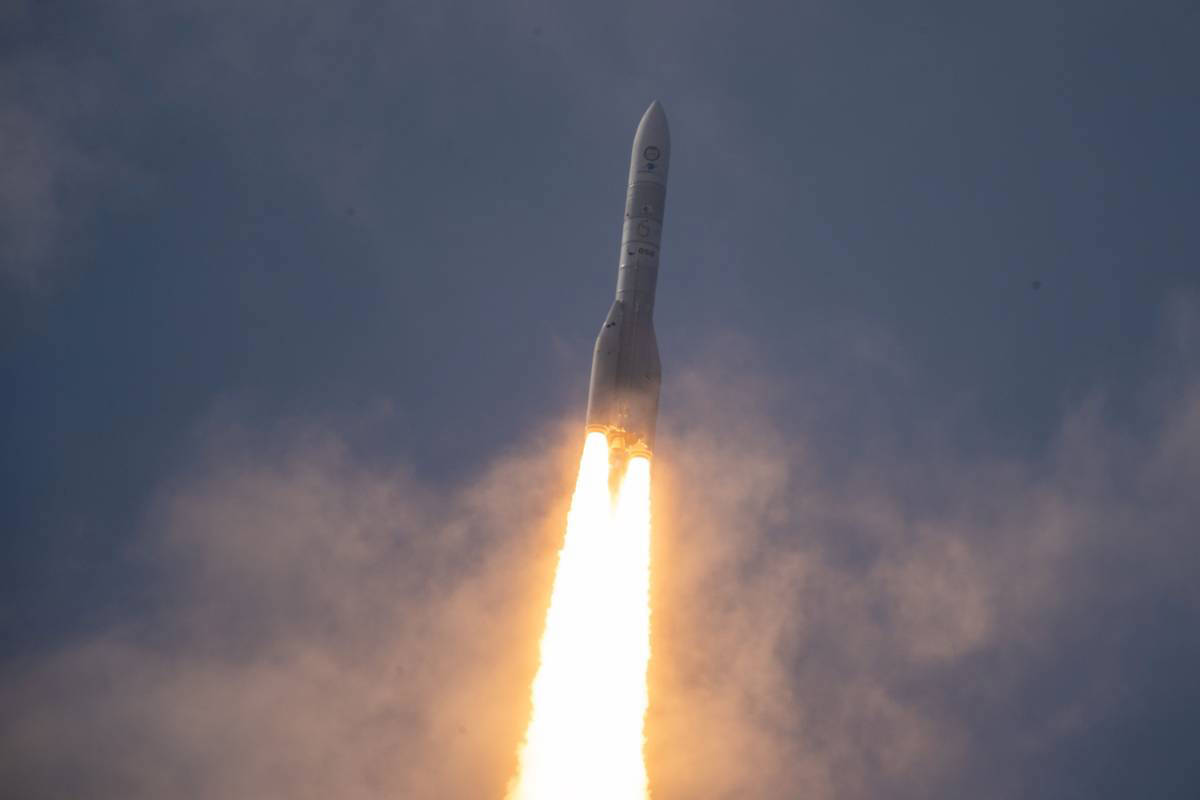 Foguetão da SpaceX envia dois pequenos satélites portugueses para o espaço Foguetão da SpaceX envia dois pequenos satélites portugueses para o espaço