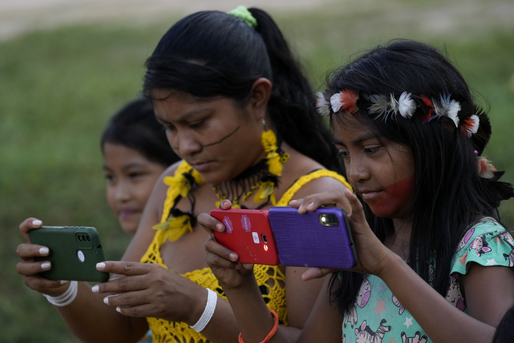 New Brazil law restricts use of smartphones in elementary and high schools