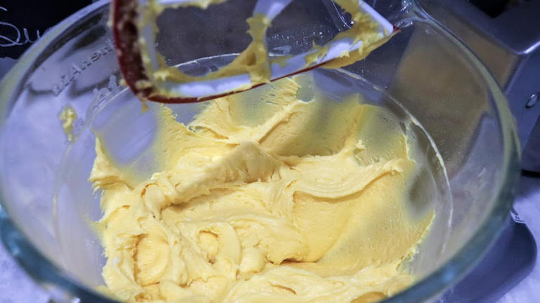 Oh my, lemon lovers are going to absolutely love this bundt cake ...