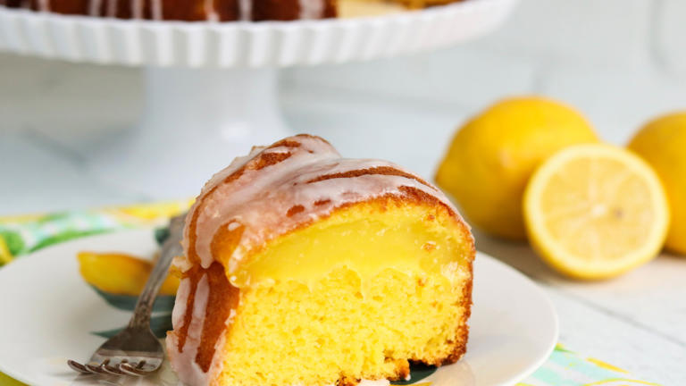 Oh my, lemon lovers are going to absolutely love this bundt cake ...