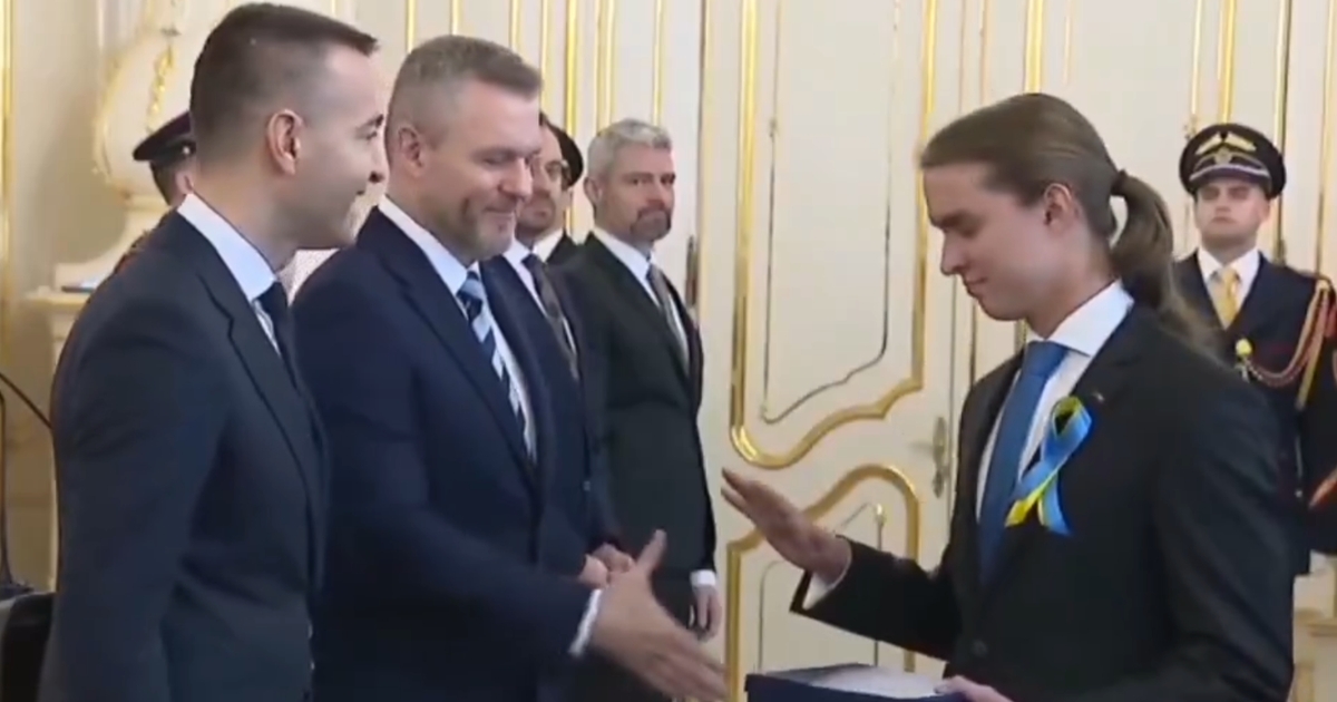 VIDEO: Slovak Student Declines Handshake with President at Math Olympiad