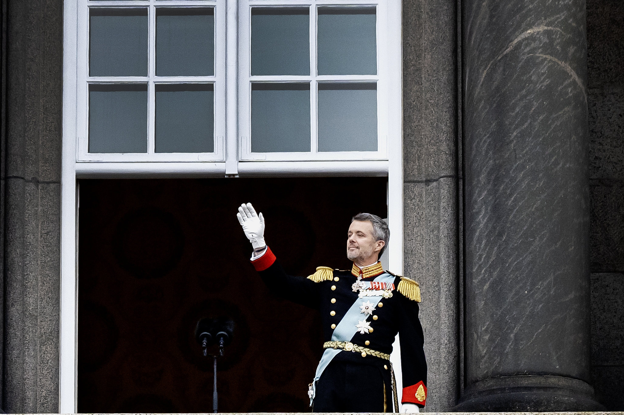 Kong Frederik viser backstage-billeder fra sin første dag som regent