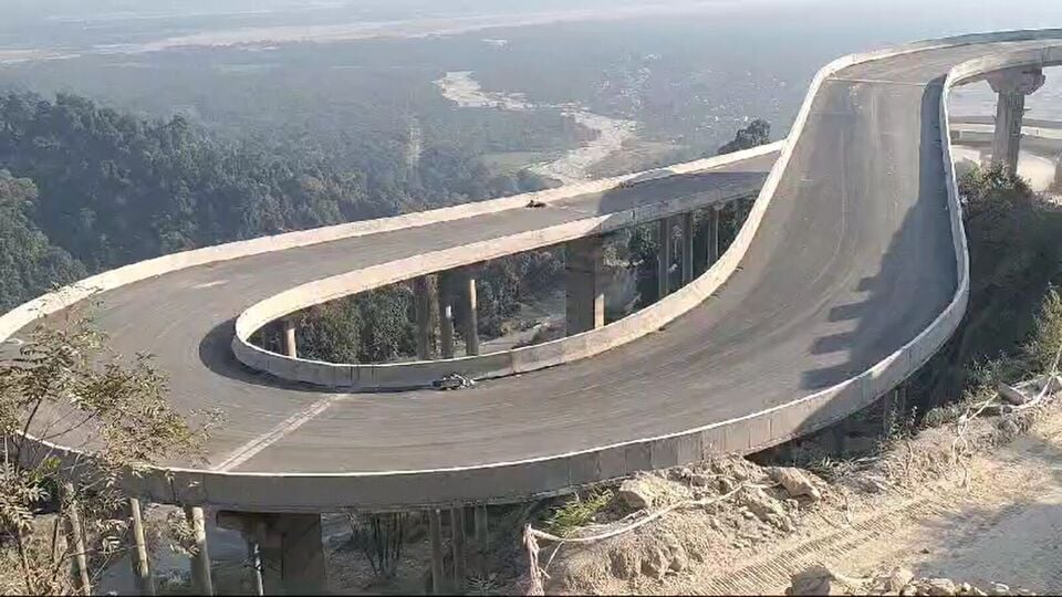 Loop bridge: গাড়ি থামিয়ে বাংলার প্রথম লুপ সেতুর ওপর থেকে তোলা যাবে না ...