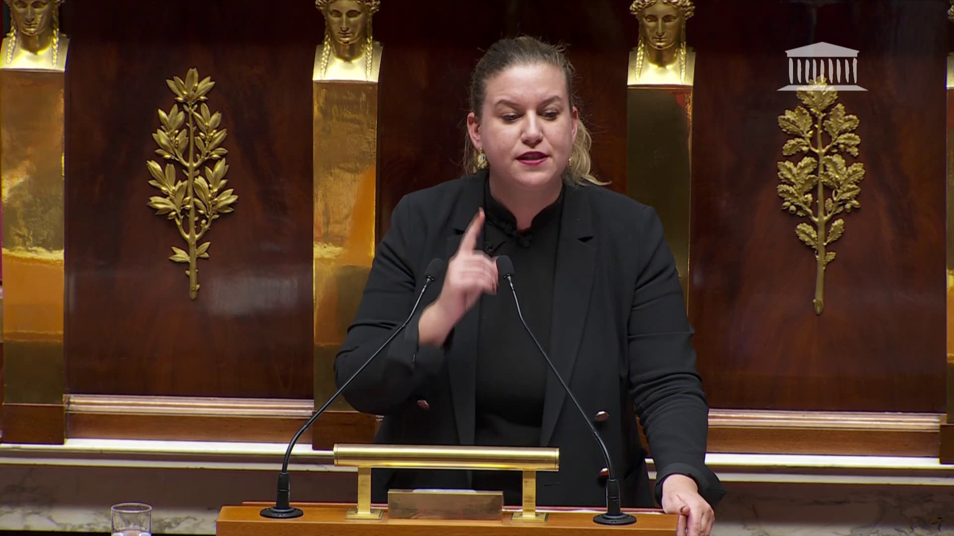 Mathilde Panot accuse le gouvernement de "ne rien respecter" et cible ...